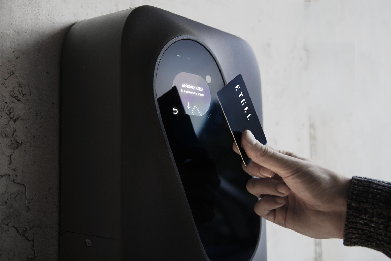 Etrel INCH Pro in Grau mit Ladesteckdose (22 kW | 32 A) | e-mobileo